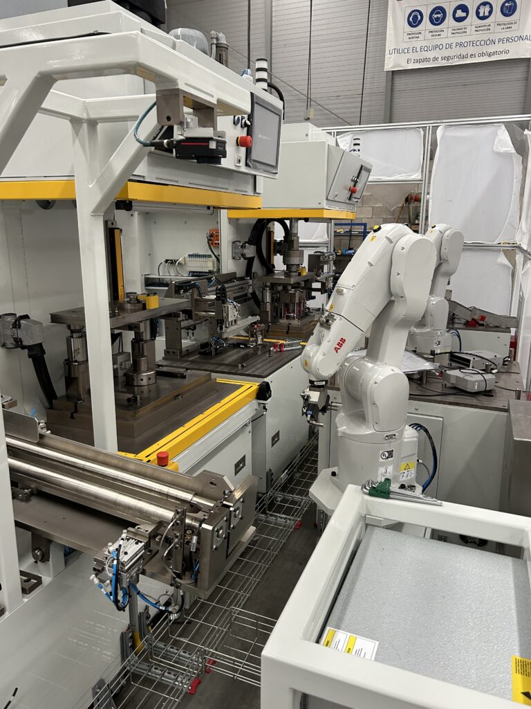 CNC Robot Tending: Automated Robot Machining - Fully Automatic